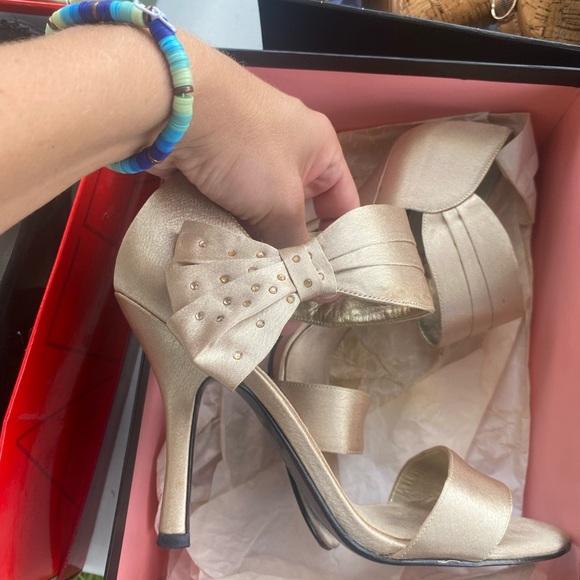 Nina | Shoes | Tan Nina Heels With Adorable Bow | Poshmark